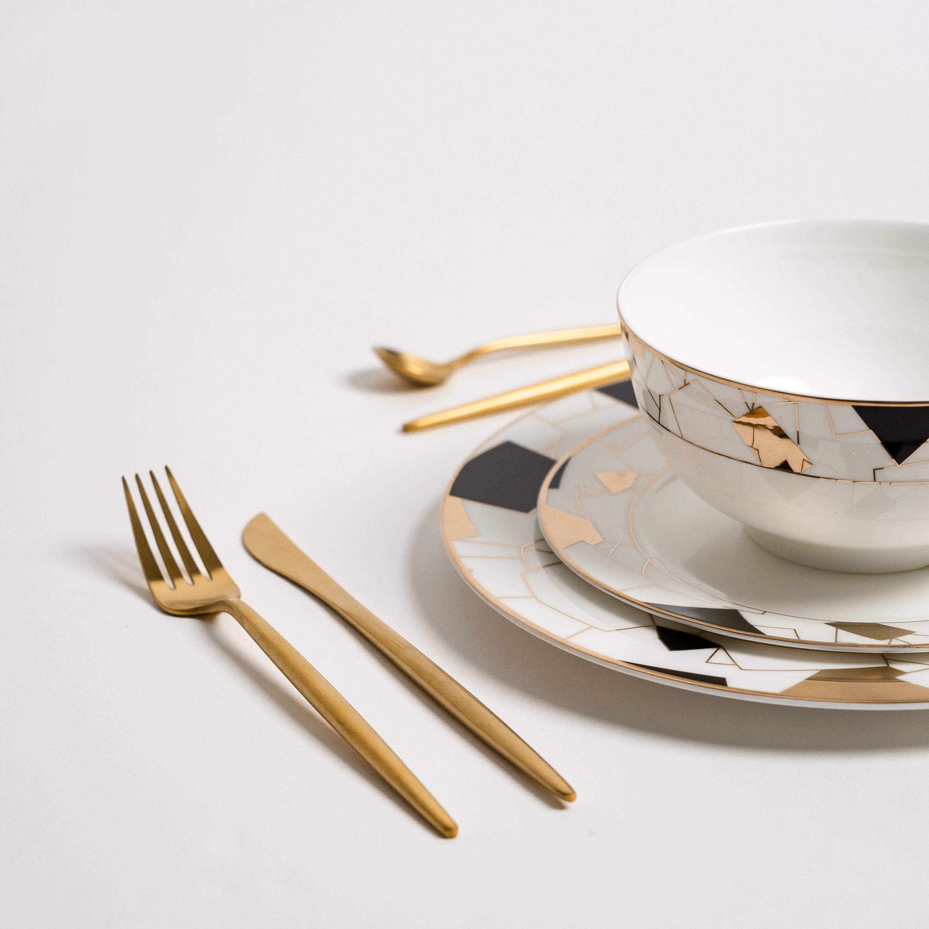 Aurora Black Plates Set