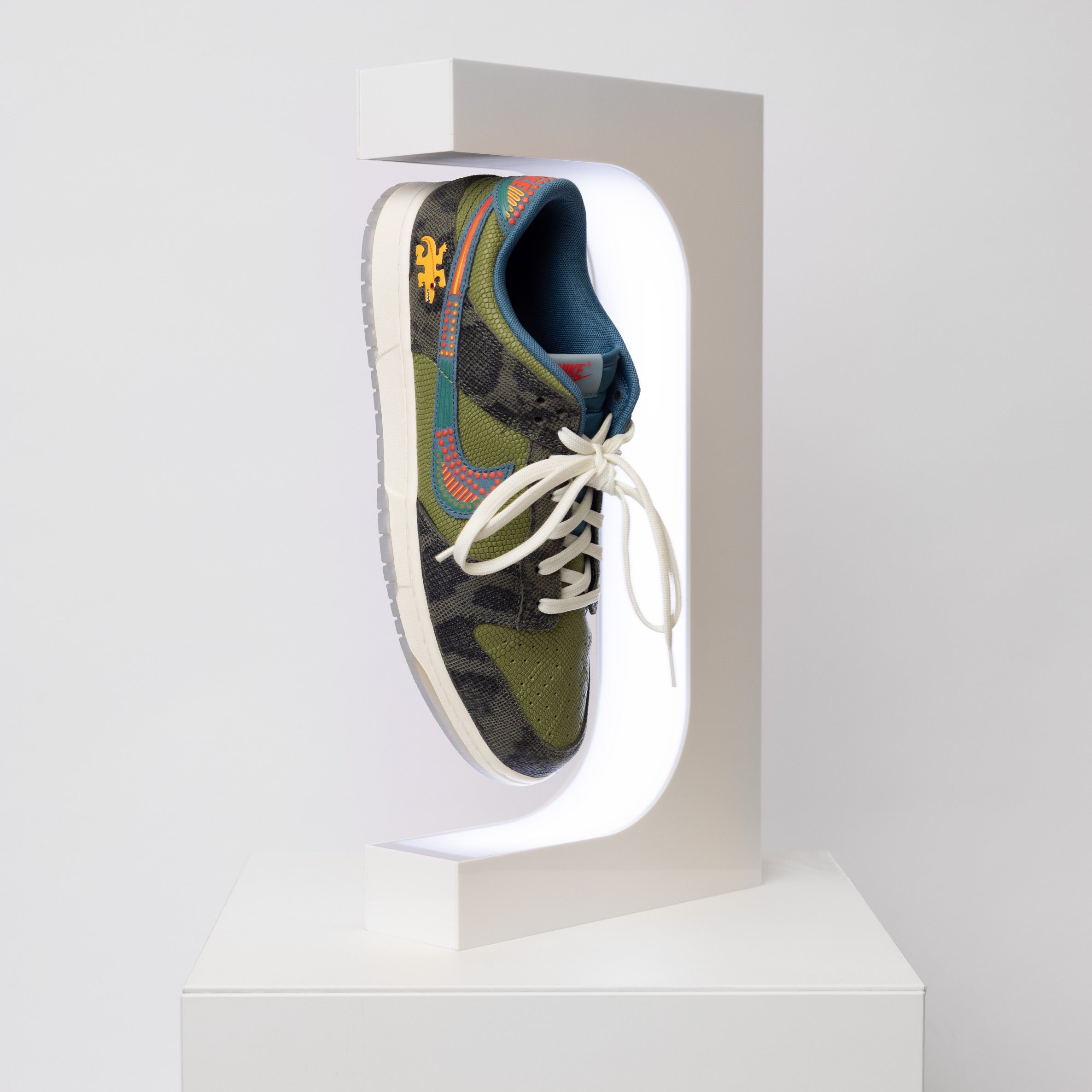 Minimalist Floating Shoe Display LED Lamp – Modern Style | Ozarke